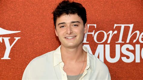 Noah Schnapp Height Revealed How Tall Is He