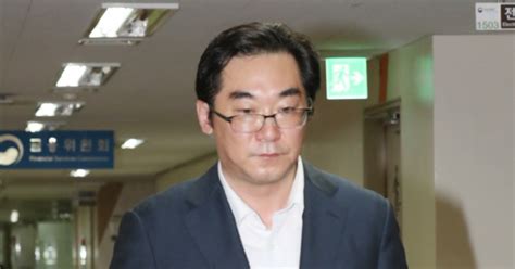 [포토]굳은 표정의 나향욱 전 교육부 정책기획관