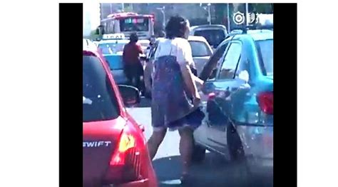 Terjebak Macet Wanita Ini Tetap Pede Buang Air Kecil Di Jalan