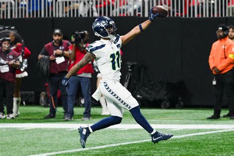 Soaring Seahawks Eye Nfcs Top Playoff Seed