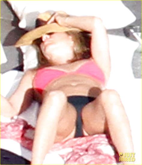 Jennifer Aniston Exposing Sexy Body In Bikini On Pool Porn Pictures