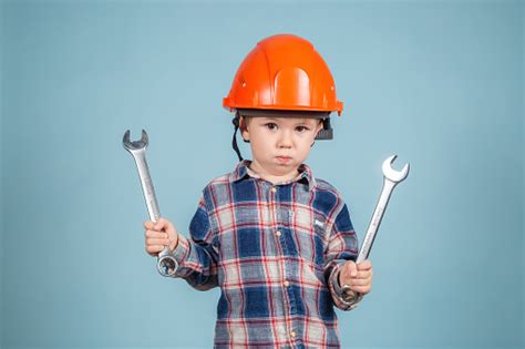 오렌지 색 하드 모자를 쓴 귀여운 소년이 두 손에 렌치를 들고 있었습니다 2 3 살에 대한 스톡 사진 및 기타 이미지 2 3 살 귀여운 기계공 Istock