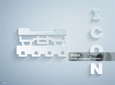 회색 배경에 격리 된 종이 컷화물 열차 마차 아이콘 화물 차 철도 운송 종이 아트 스타일 벡터 3차원 형태에 대한 스톡 벡터