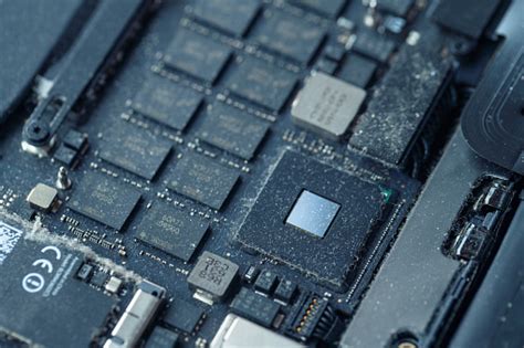 더러운 노트북 회로 기판 마이크로 칩 및 먼지가 많은 기타 요소의 클로즈업 전문 기술에 대한 스톡 사진 및 기타 이미지 전문 기술 추상적인 배경 0명 Istock