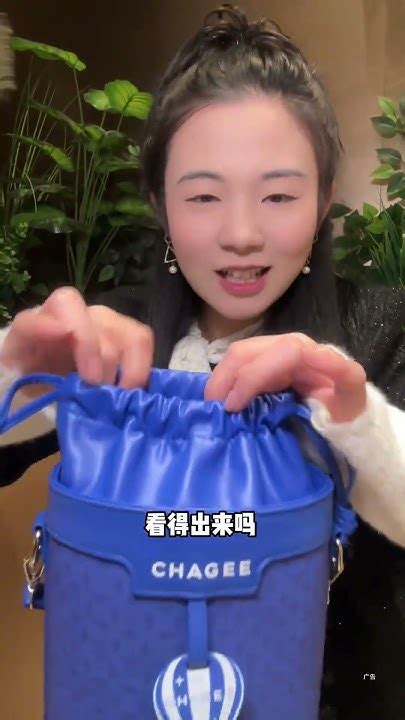 啊啊啊啊姬姐新出的蓝色斜挎包好好看！！还有蓝色围巾！都巨显白！可以给自己和小姐妹安排上了 霸王茶姬湖南 日日新 超划算逛吃指南 Dou小助手 Youtube