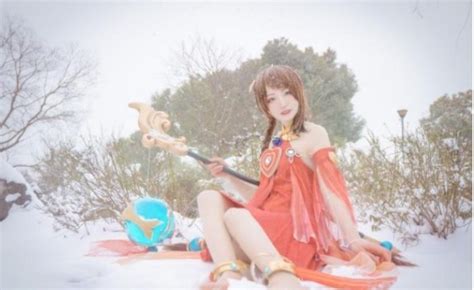 大乔cos：大雪天坐雪地脚被冻红，网友感叹实在太敬业，佩服！ 搜狐大视野 搜狐新闻