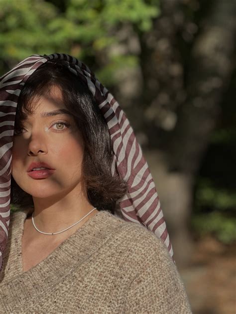 چهره پاییزی نورا محقق؛ بازیگر نقش آوا در سریال شغال در قاب نور و سایه عکس