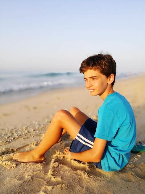 Junge Am Strand Bilder Kostenloser Download Auf Freepik