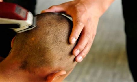 Prende In Giro Una Compagna Di Classe Senza Capelli Il Padre La Fa Rasare