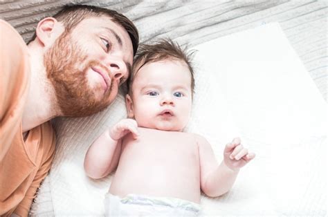 Papá Joven E Hijo Pequeño Están Acostados Juntos En La Cama Retrato De