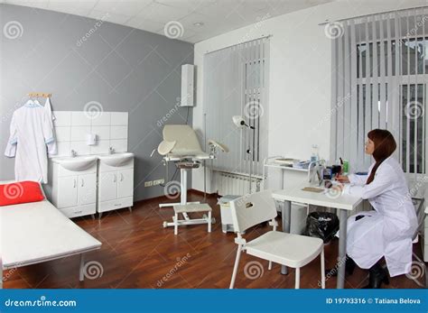Doktor Im Büro Des Gynäkologen Stockfoto Bild Von Sitzen Prüfung
