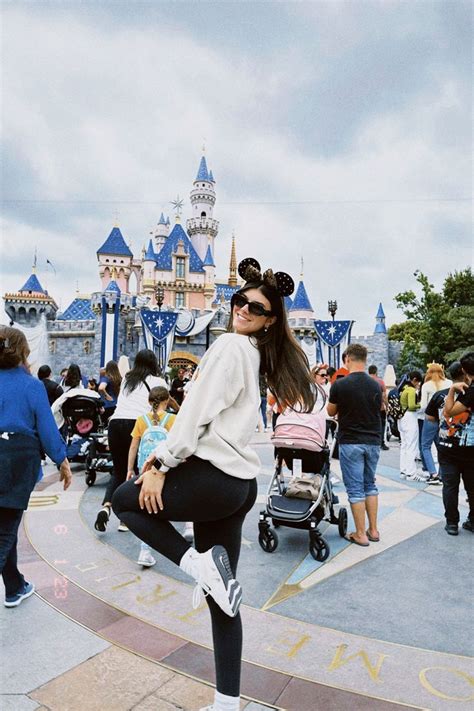 15 Disneyland Outfit Ideas For Moms Stylish And Comfortable Tips