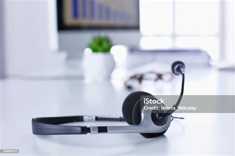 대리석 책상에 작업 프레 젠 테이 션 이랑 데스크톱 컴퓨터 및 사무 용품 노트북에 대한 스톡 사진 및 기타 이미지 노트북 데스크탑 컴퓨터 디자인 전문가 Istock