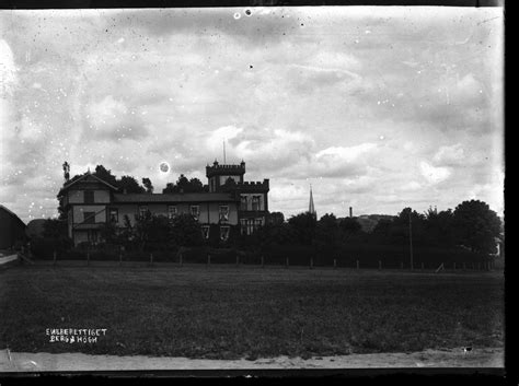Inngjerdet Bygninging I Bakgrunnen Er Et Spir Preus Museum Digitaltmuseum