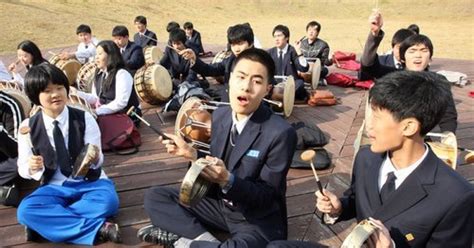 사물놀이 연습 중인 부천정보산업고 학생들