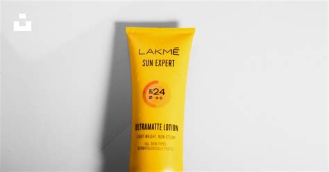 흰색 표면에 자외선 차단제 튜브 사진 Unsplash의 무료 스킨케어 이미지