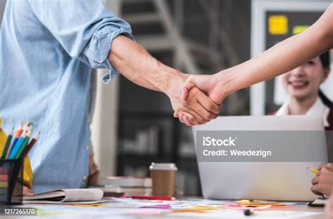 Ux 개발자와 Ui 디자이너의 손떨림을 닫습니다 현대 사무실에서 회의실에서 회의 테이블을 통해 계약 파트너십을 거래축하 작업 승진을위한 핸드 셰이킹 컴퓨터 프로그래머에 대한