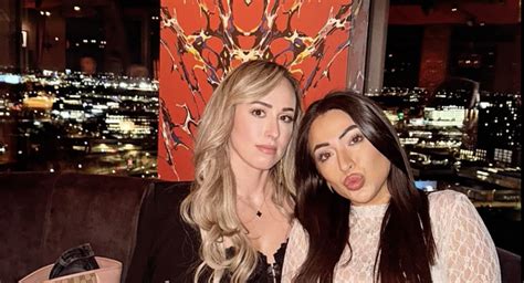 Lale Gül Trekt Haar Kortste Rokje Aan En Beleeft Wilde Nacht Met