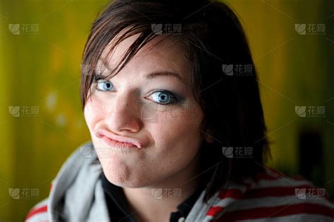 女孩明亮的眼睛滑稽的脸