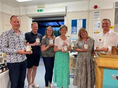 Make Your Own Gin Class Experience Experience Hampshire Discover