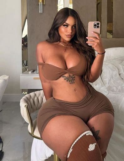 Gracie Bon The Curvy Model Whose Butt Doesnt Fit In Conventional