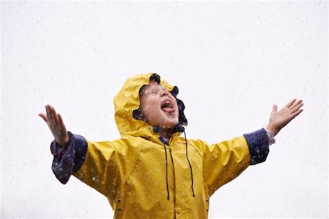Chica Al Aire Libre Lluvia Y Jugando En El Espacio Para Maqueta Con Lengua Felicidad O Moda De