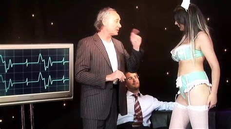 和katie Weale一个黑发婊子喜欢三角形 Xhamster