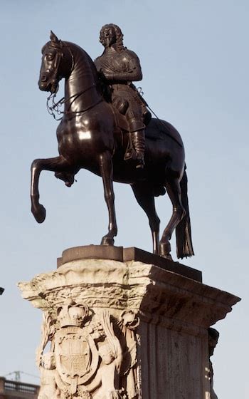 These Are The Great Statues To Inspire The Late Queens Memorial
