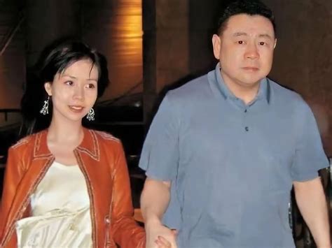 有钱能换父慈子孝？吕丽君儿女与刘銮雄罕见同框，一左一右扶父亲甘比刘子峰女儿