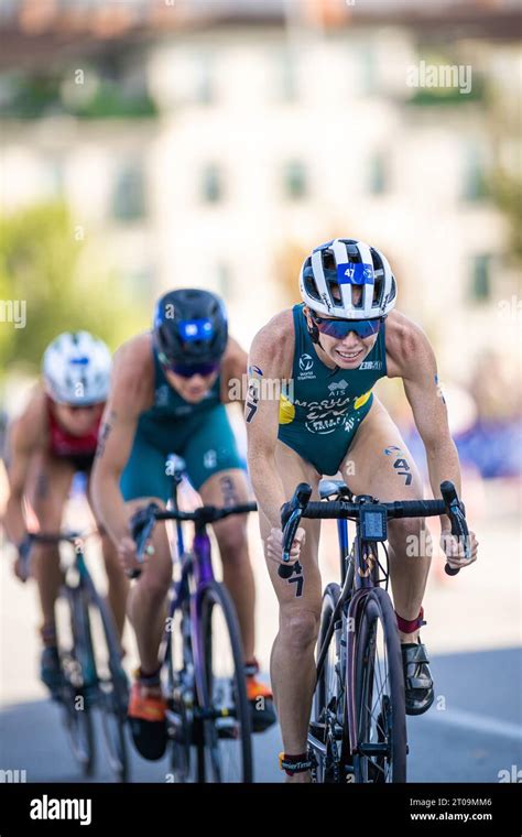 Charlotte Mcshane Participating Cycling In Pontevedra In The 2023 World
