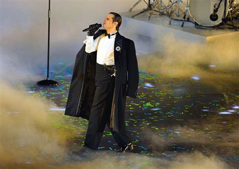 Achille Lauro Alla Cerimonia Di Chiusura Delle Olimpiadi 2026 Veste L
