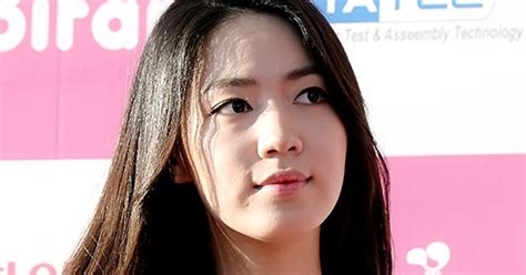 T포토 류화영 어깨끈 올리기 바쁜 손부천영화제