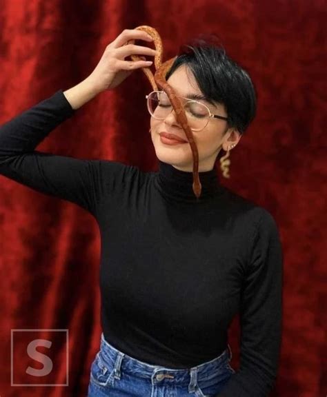 Emra Hamidović Upoznajte Mladu Naučnicu ‘šaptačicu Otrovnim Zmijama Sandzaklivers