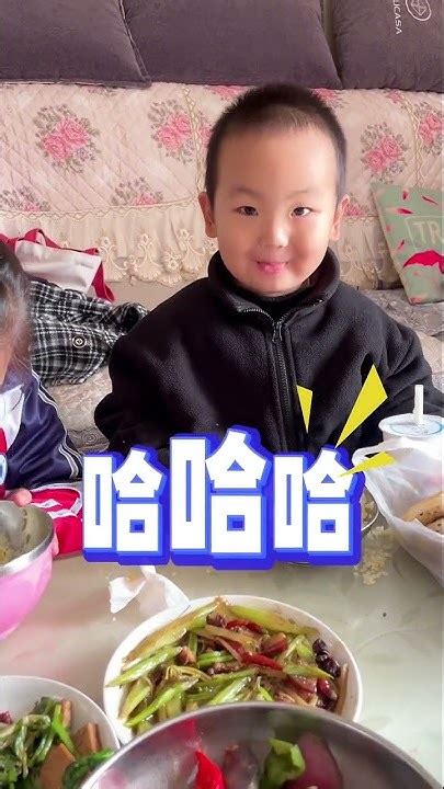萌娃 今天来姑妈家里吃饭了😂😂跟姐姐两个人比赛呢，小小吃货，饭都堵不住嘴巴😂😂原谅我不厚道的笑了 被萌娃的表情拿捏了 Youtube