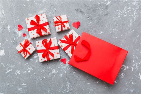 선물 상자는 컬러 배경에 종이 봉지 상위 뷰에서 튀어 나옵니다 가방 포장 수제 상자가 떨어지면 휴일 쇼핑 판매 할인의 개념입니다 평면도 플랫 레이 0명에 대한 스톡 사진 및