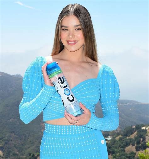 Foto Hailee Steinfeld Core Water