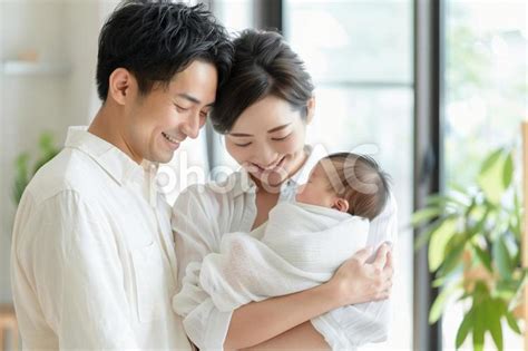 赤ちゃんと夫婦 No 29971167｜写真素材なら「写真ac」無料（フリー）ダウンロードok