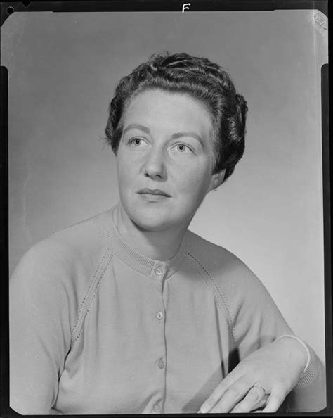 Nials Woman Puke Ariki