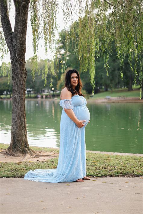 Mujer Embarazada Posando Junto A Un Lago Tranquilo Foto Imagen De Mujer Gratuita En Unsplash