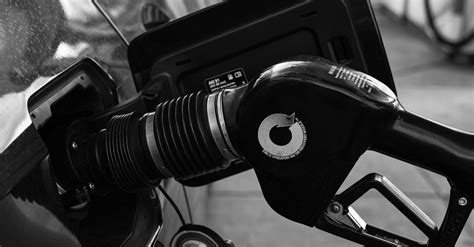 가솔린 가솔린 시스템 가솔린 펌프 가스 노즐 고 대비 교통 금속 기계공 기름 기술 노즐 다시 채우다 블랙 앤 화이트 빈티지 효과 산업 디자인