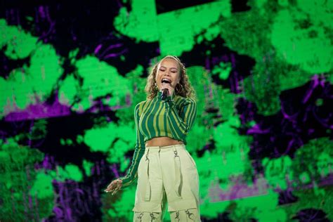 Sla Ruby Sjunger På Idolturné Med Andra Deltagare Här Uppträder De