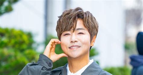 사진 정동하수줍은 미소 조선비즈