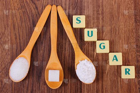 木勺上放方糖、砂糖和糖粉