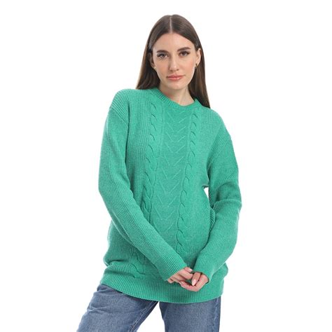 بلوفر نسائي من الصوف برقبة دائرية