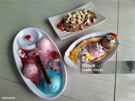 사탕 딸기 과일 초콜릿 스틱을 곁들인 아이스크림 바나나 딸기 망고 휘핑크림 사탕 초콜릿 딸기 바닐라 아이스크림을 곁들인 바나나 스플릿 아이스크림 초코 칩 아이스크림 초콜릿