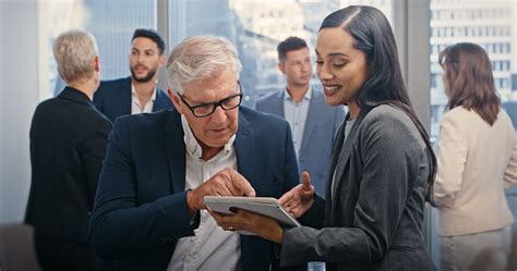 비즈니스 보스 비서 여성 및 태블릿 계획 전시회 프리젠 테이션 네트워킹 컨퍼런스 및 컨벤션 기업 회의 관리자 온라인 일정 및 전략을 보여주는 보조 25 29세에 대한 스톡