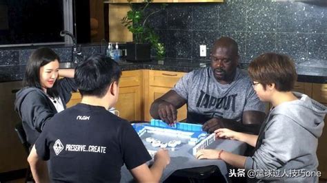 Nba巨人的手掌多大！博班手比隊友臉還大，奧胖把手機玩成袖珍版 每日頭條