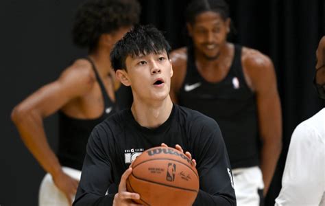 美记：曾凡博有可能获得一份双向合同，篮网还剩下两个双向合同名额 球迷屋