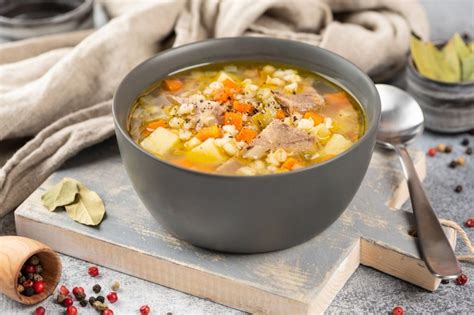 Классический рассольник с говядиной, перловкой и огурцами – простой и ...