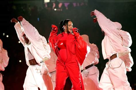 Rihanna Dancing On Stage